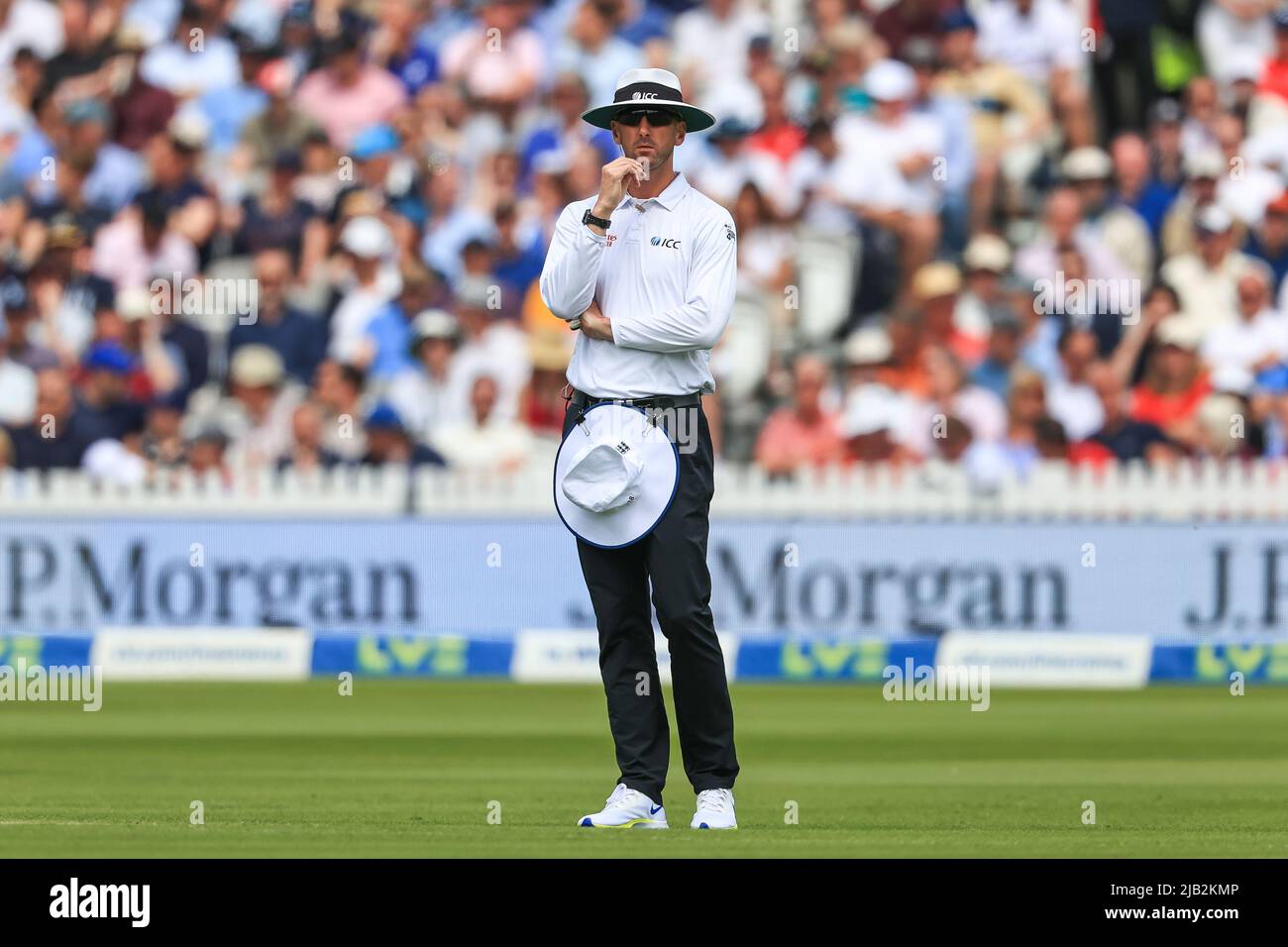 Umpire Michael Gough during the game Stock Photo - Alamy