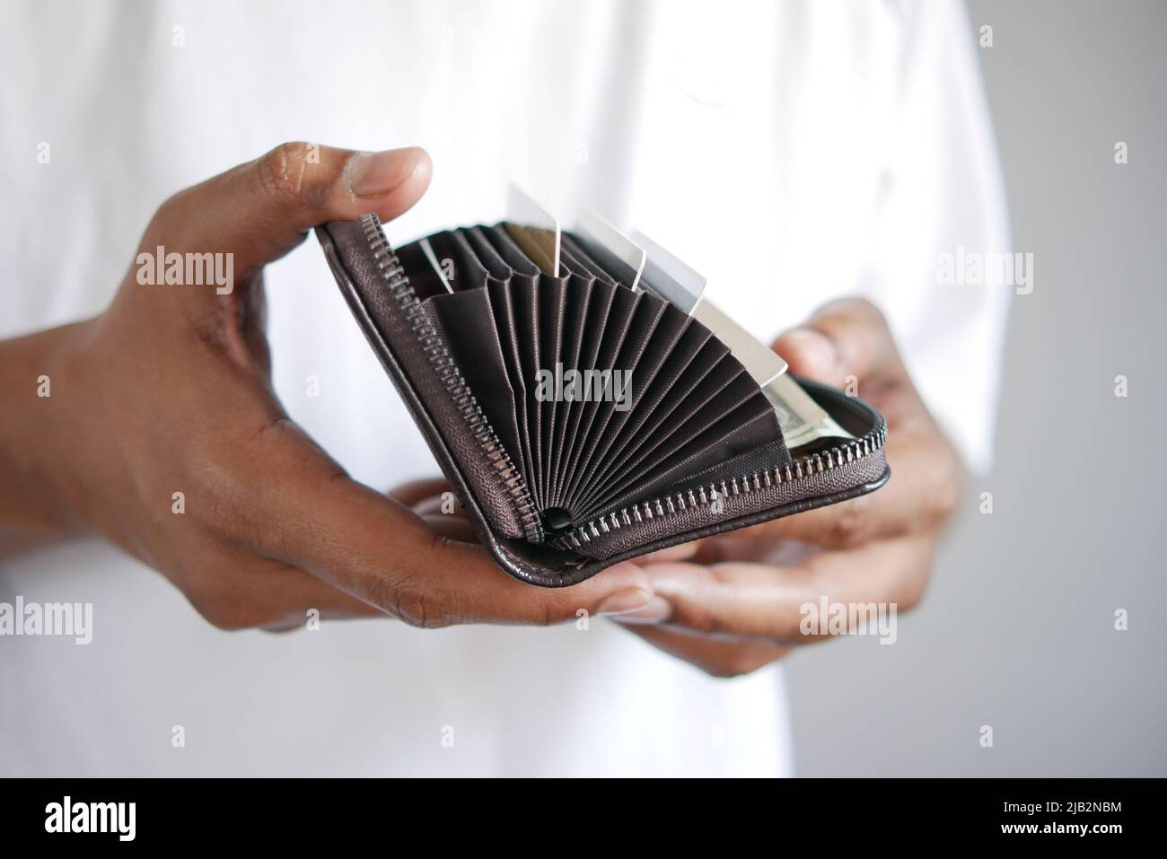 man hand taking credit card out from a wallet Stock Photo - Alamy