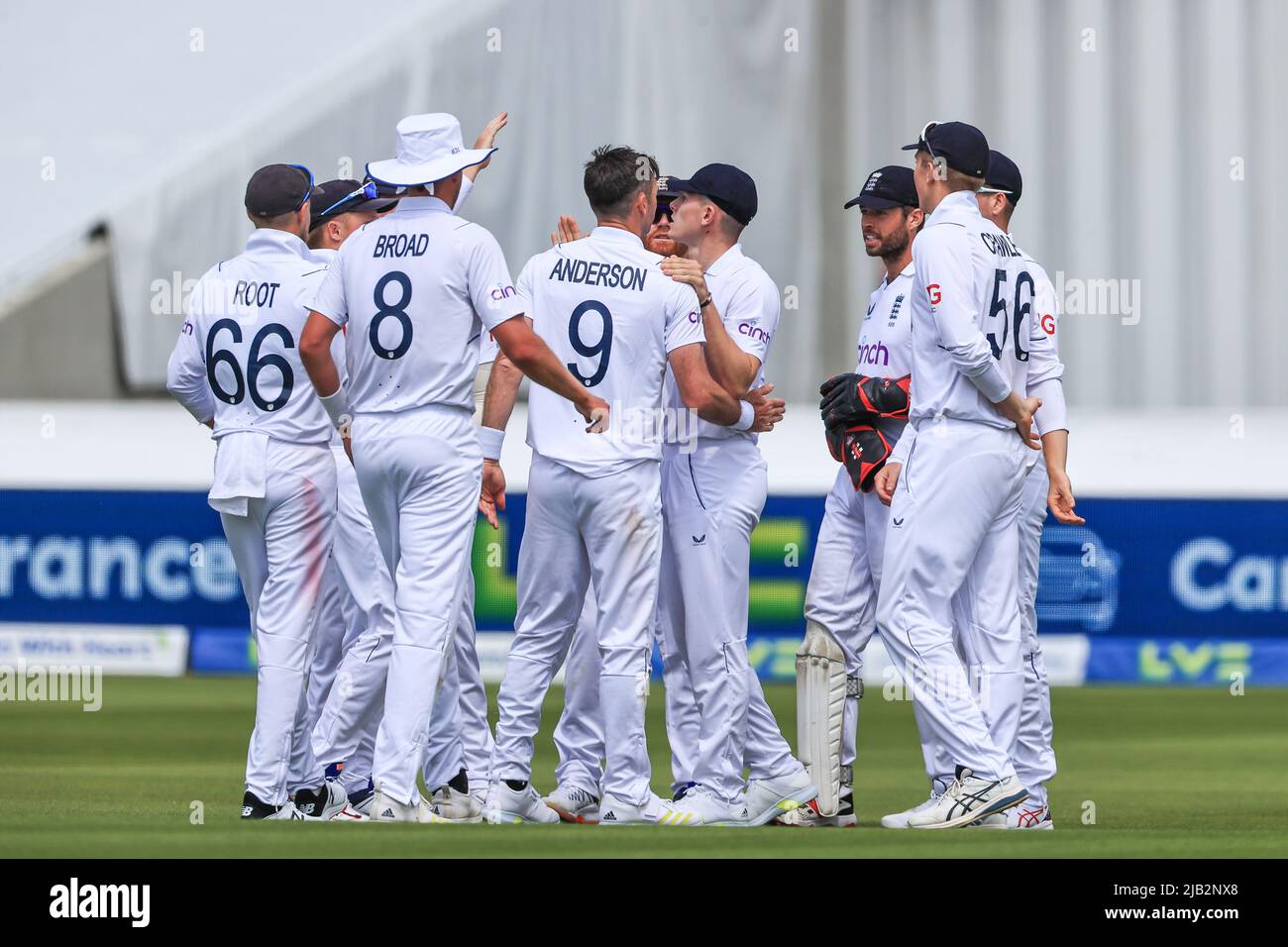 Matthew Potts of England celebrates his catch with team mates Stock ...
