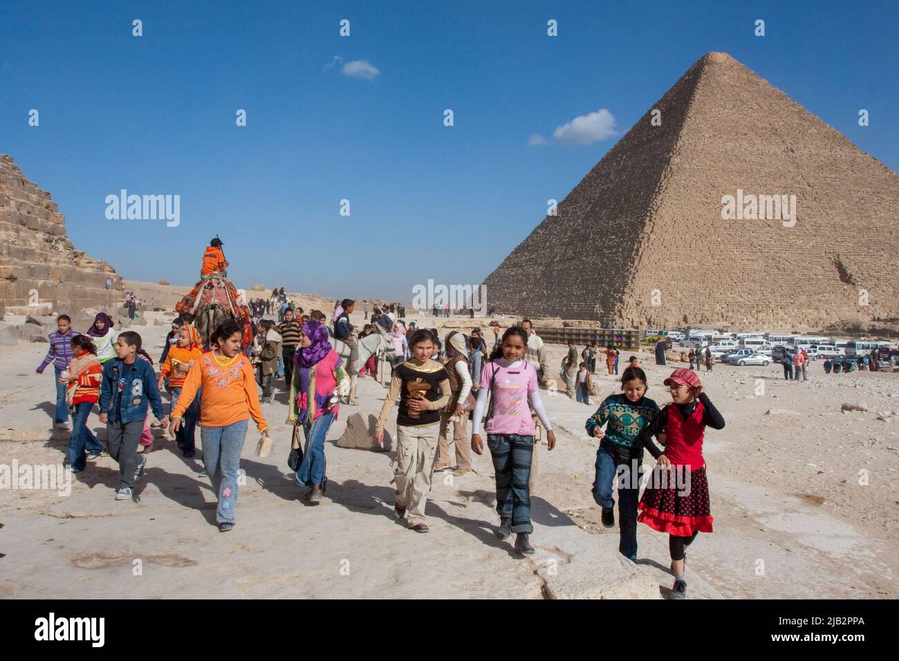 Egypt, Cairo. Local child tourists at the Giza pyramids Stock Photo - Alamy