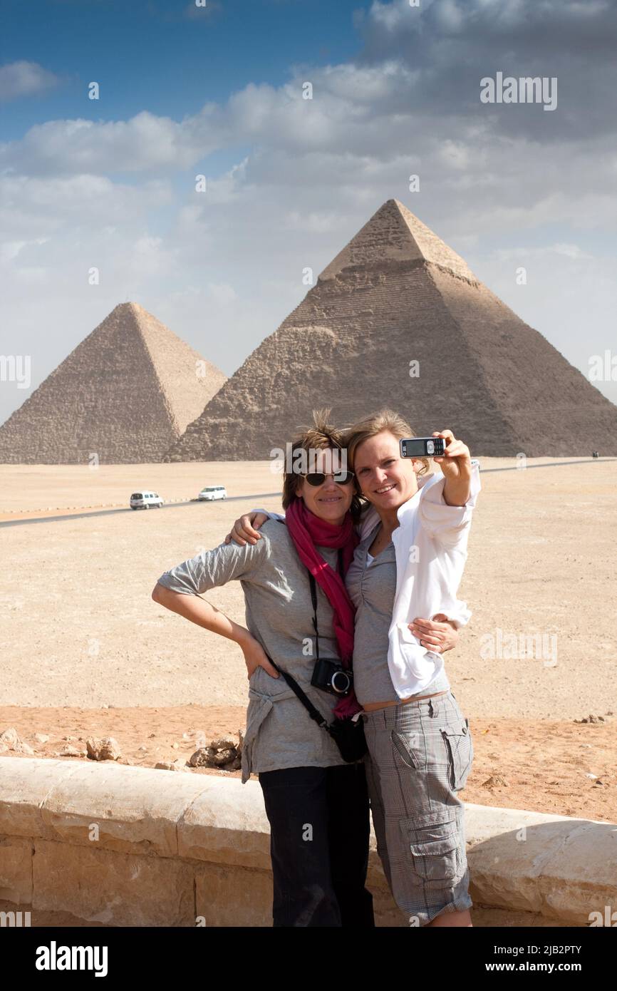 The pyramids egypt selfie hi-res stock photography and images - Alamy