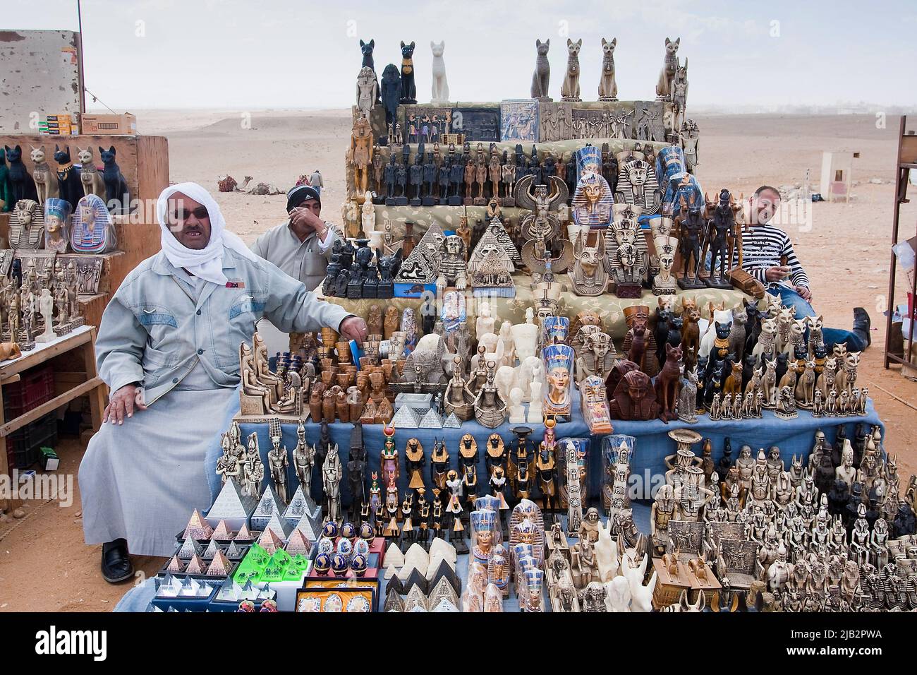 Egypt, Cairo. Souvenir stalls at the Giza pyramids Stock Photo - Alamy