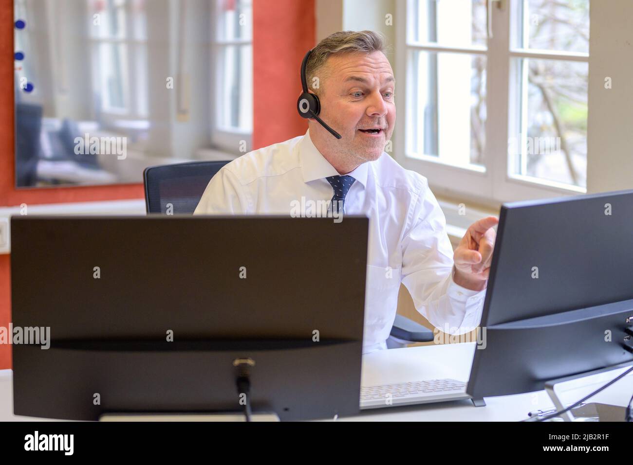 Talking on mic hi-res stock photography and images - Alamy