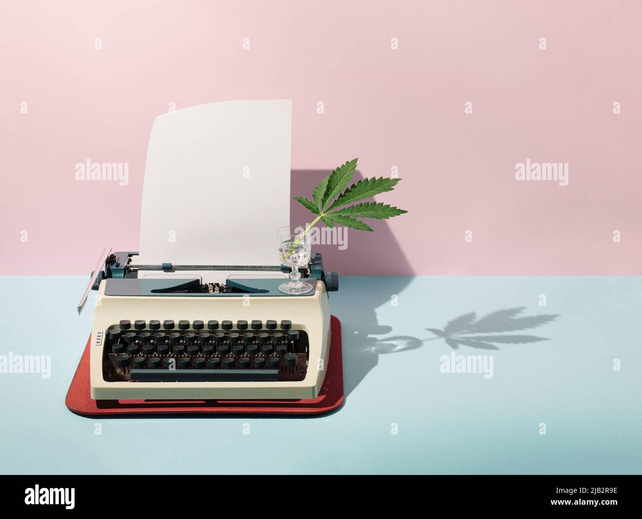 Vintage typing machine hi-res stock photography and images - Alamy