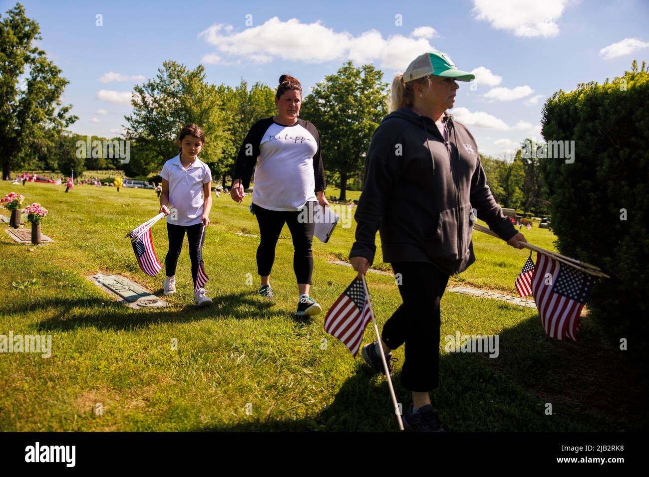 Placing flags at cemetery hi-res stock photography and images - Alamy