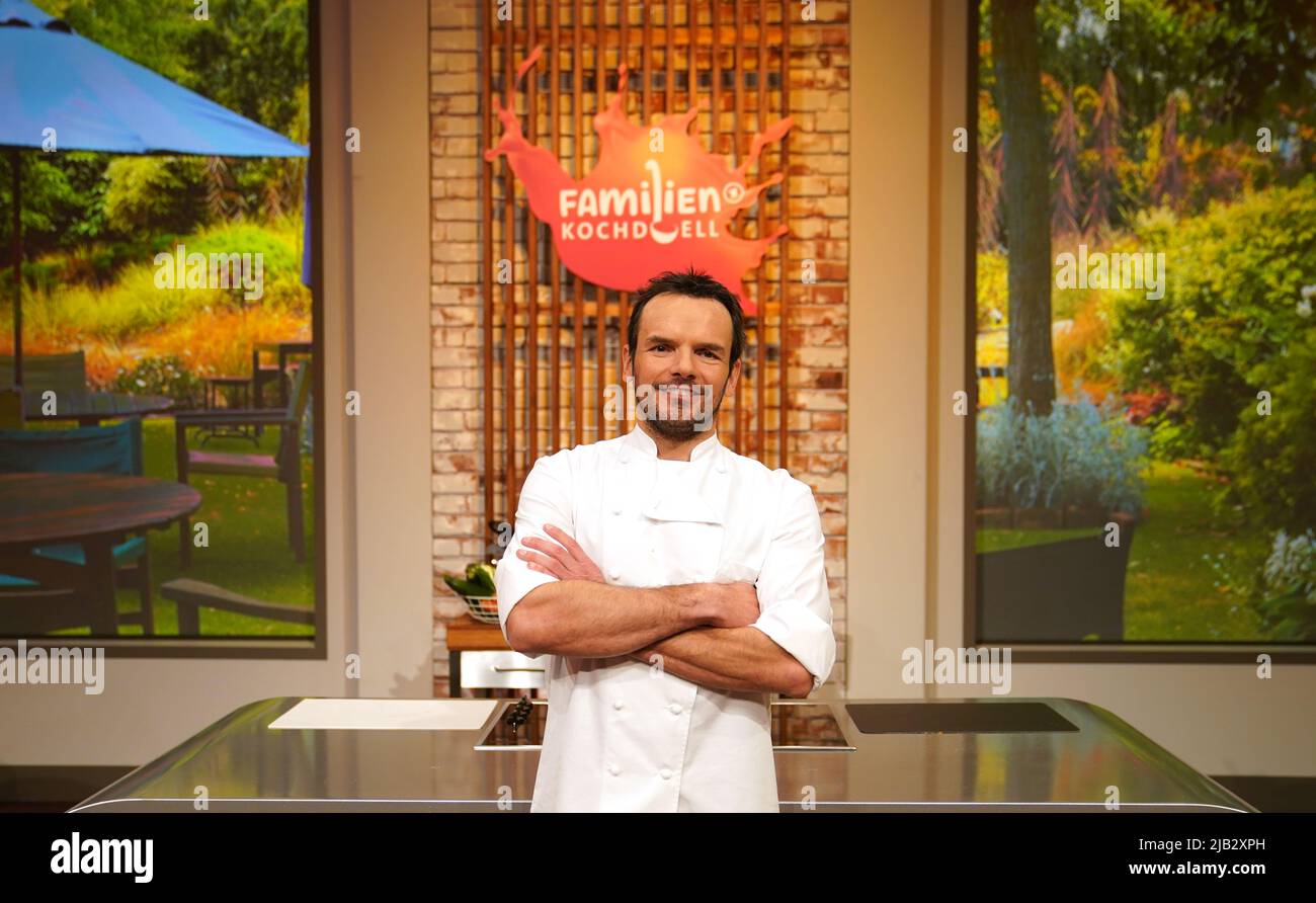 Hamburg, Germany. 07th Jan, 2022. TV chef Steffen Henssler stands in ...