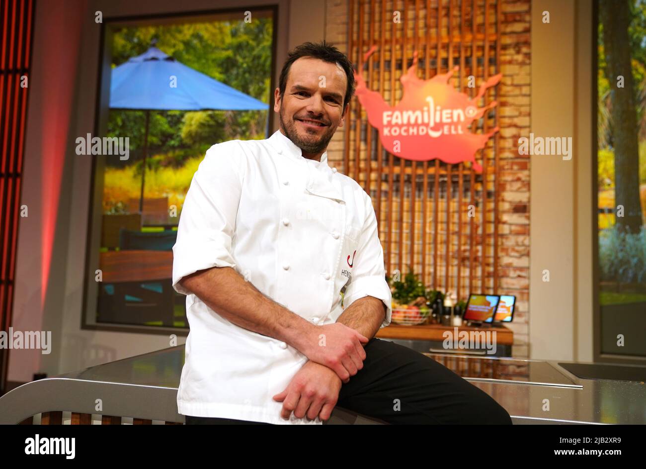 Hamburg, Germany. 07th Jan, 2022. TV chef Steffen Henssler stands in ...