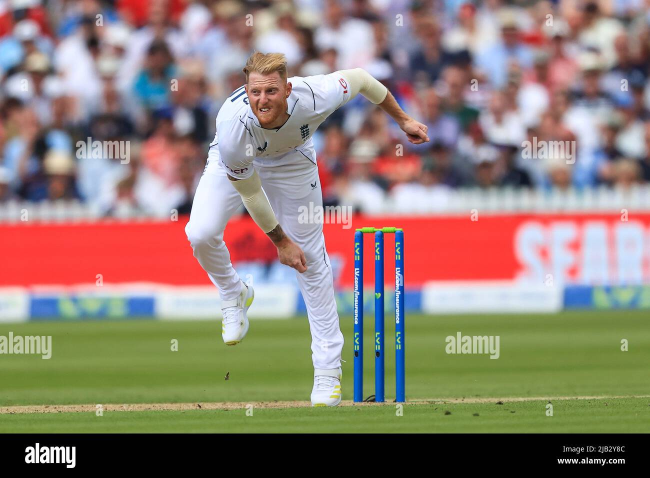 Bowling ben stokes hi-res stock photography and images - Alamy