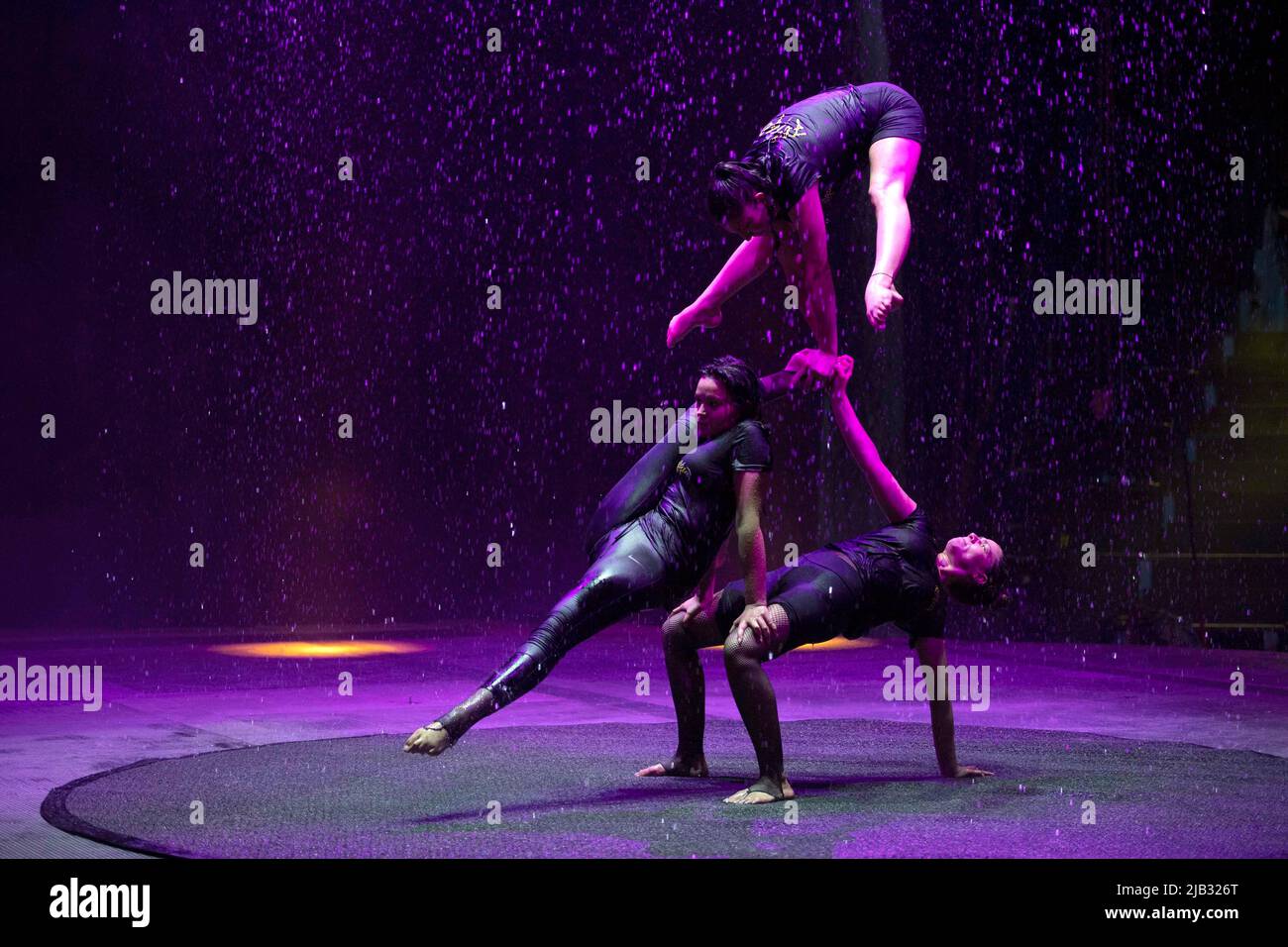 Drei Artistinnen proben ihren Auftritt, Probe, Training, Aufbau ...