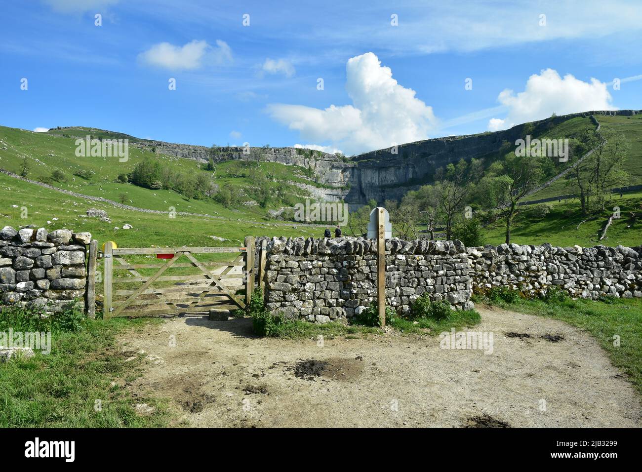 Malham Cove, from the footpath, Malham, Yorkshire Dales in Summer Stock ...