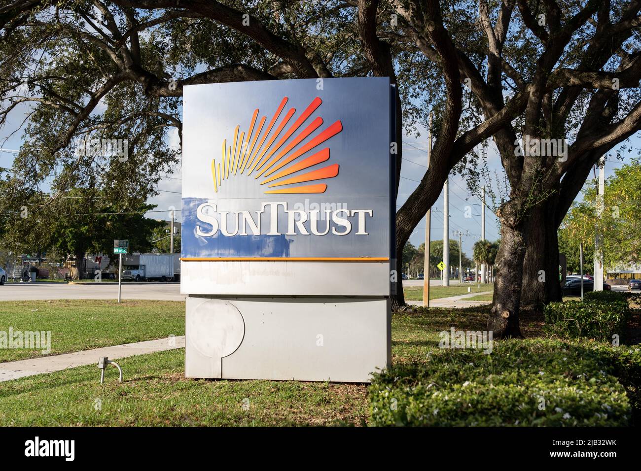 Suntrust sign hi-res stock photography and images - Alamy
