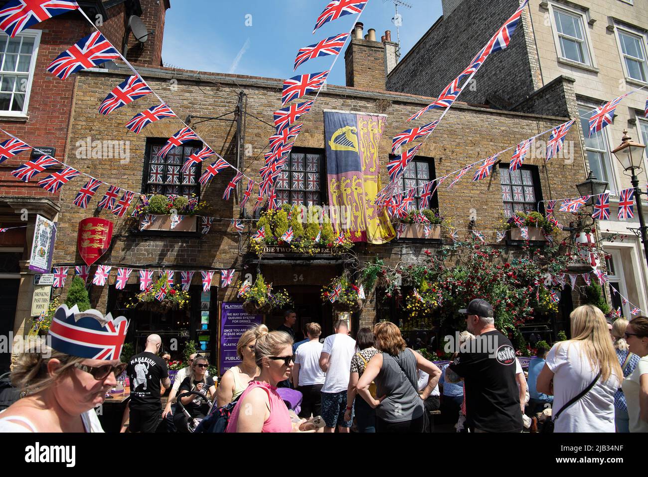 Windsor, Berkshire, UK. 2nd June, 2022. A very busy day at the popular ...