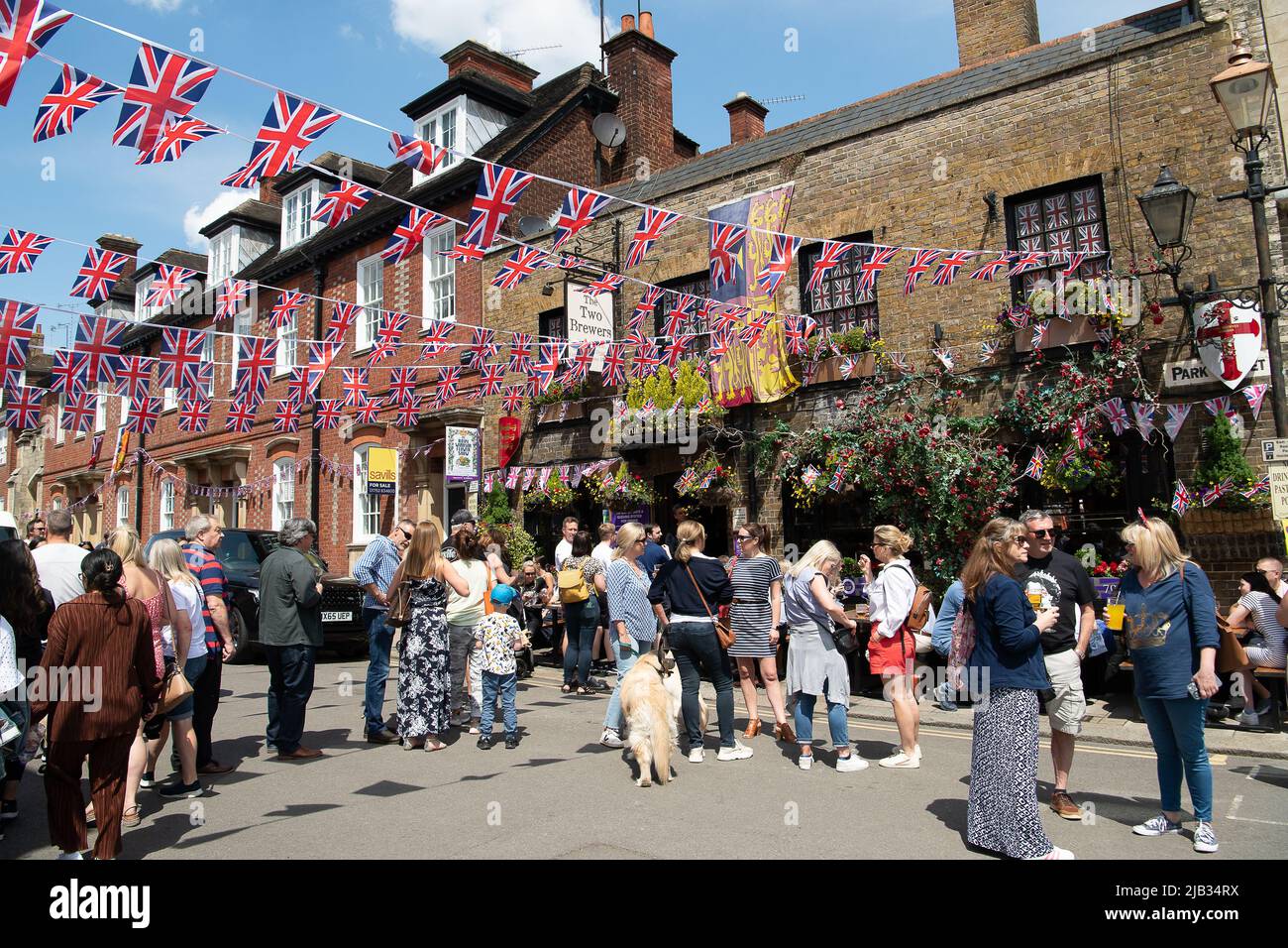 Windsor, Berkshire, UK. 2nd June, 2022. A very busy day at the popular ...