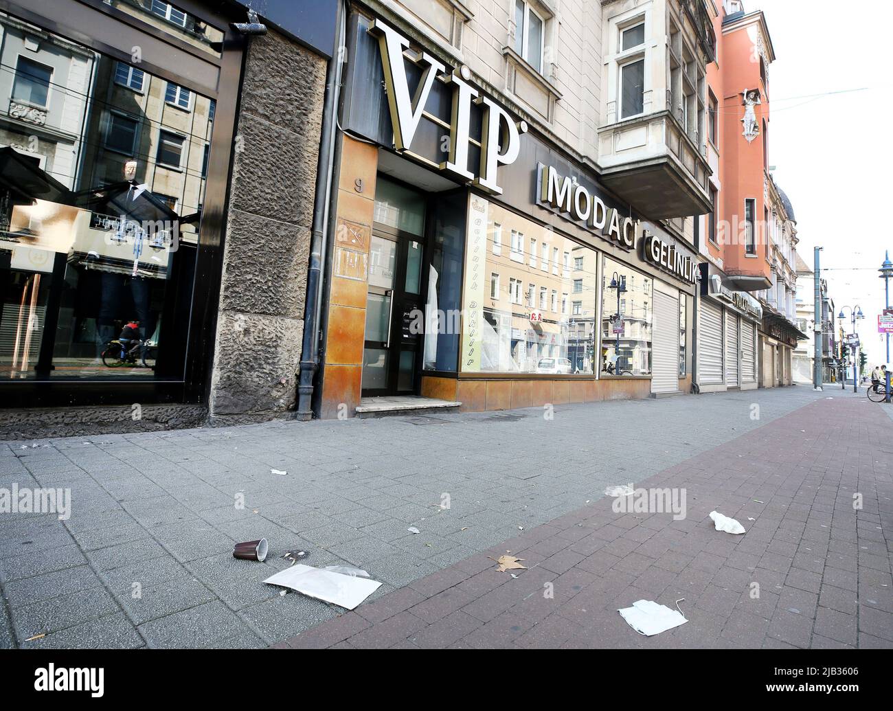 Duisburg, Germany. 26th Sep, 2021. Garbage lies on the street in the ...
