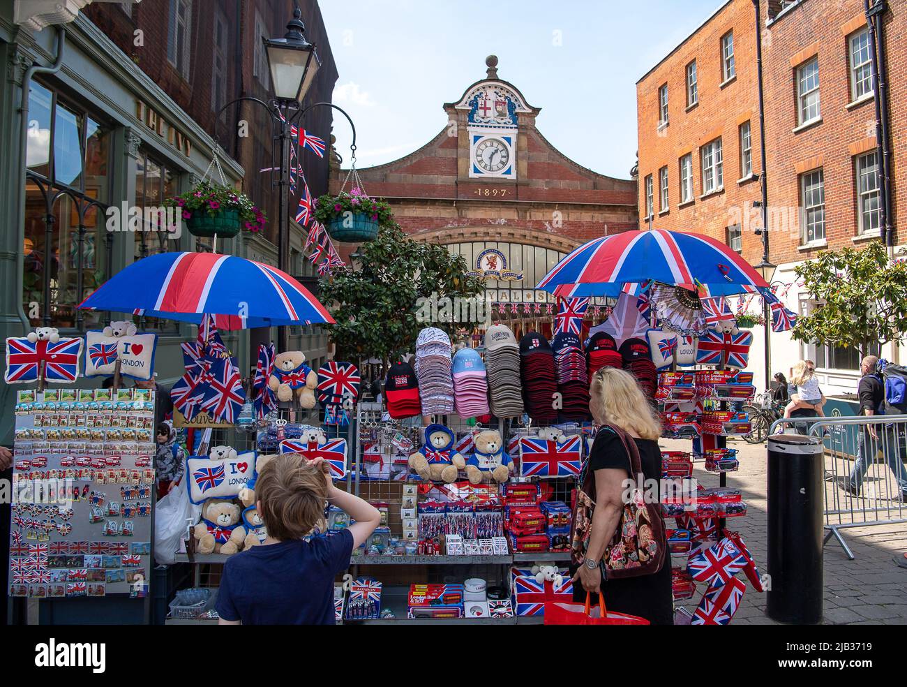 Windsor, Berkshire, UK. 2nd June, 2022. Windsor was packed with locals ...