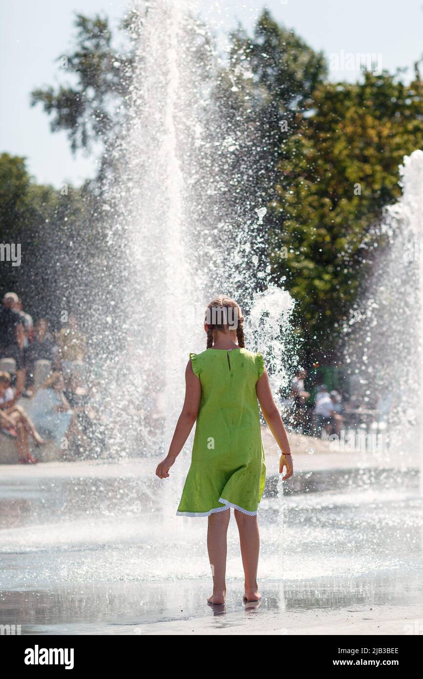 Barefoot girl hi-res stock photography and images - Alamy