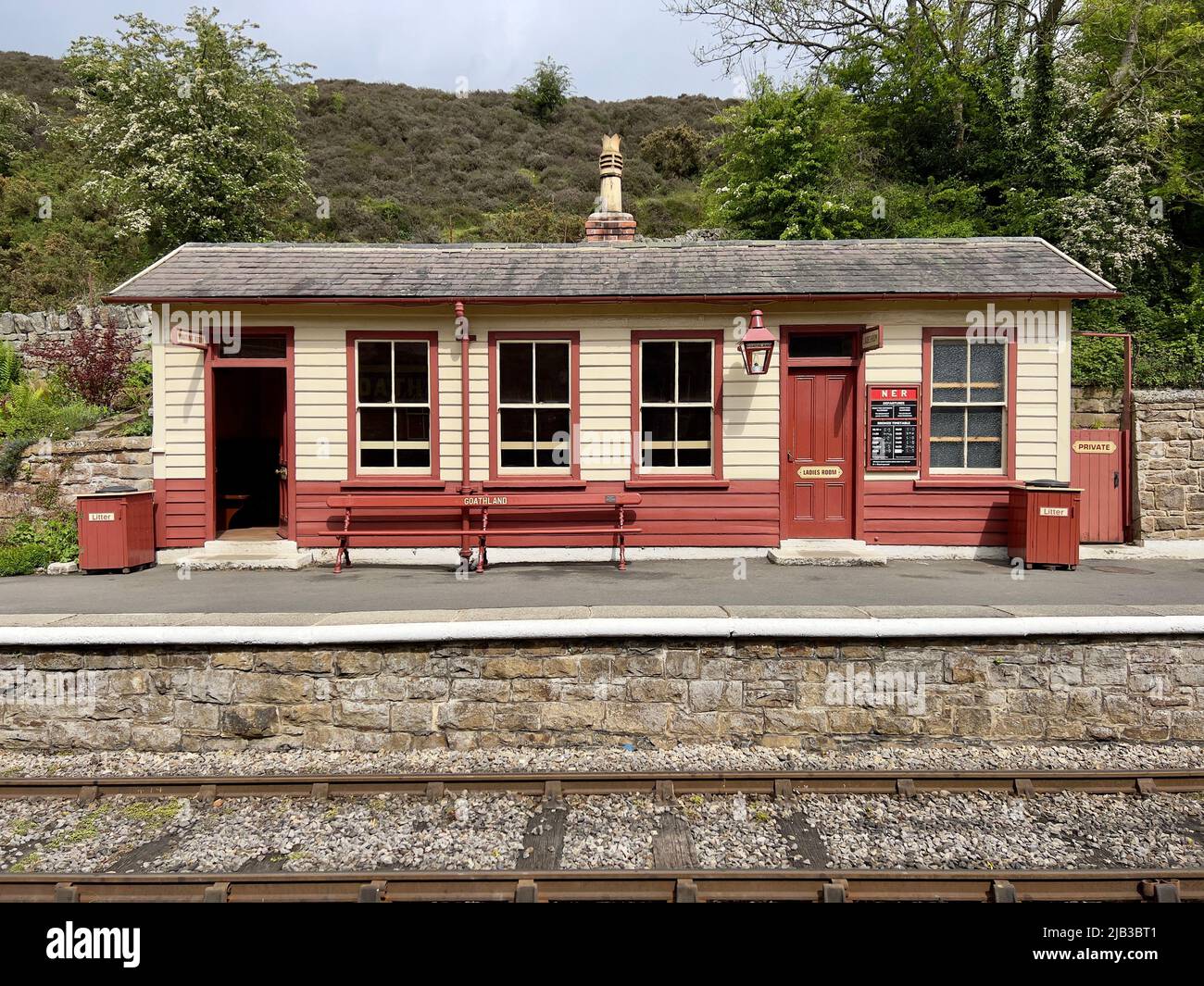 Old Waiting Room on Platform at Goathland Train Station Stock Photo - Alamy