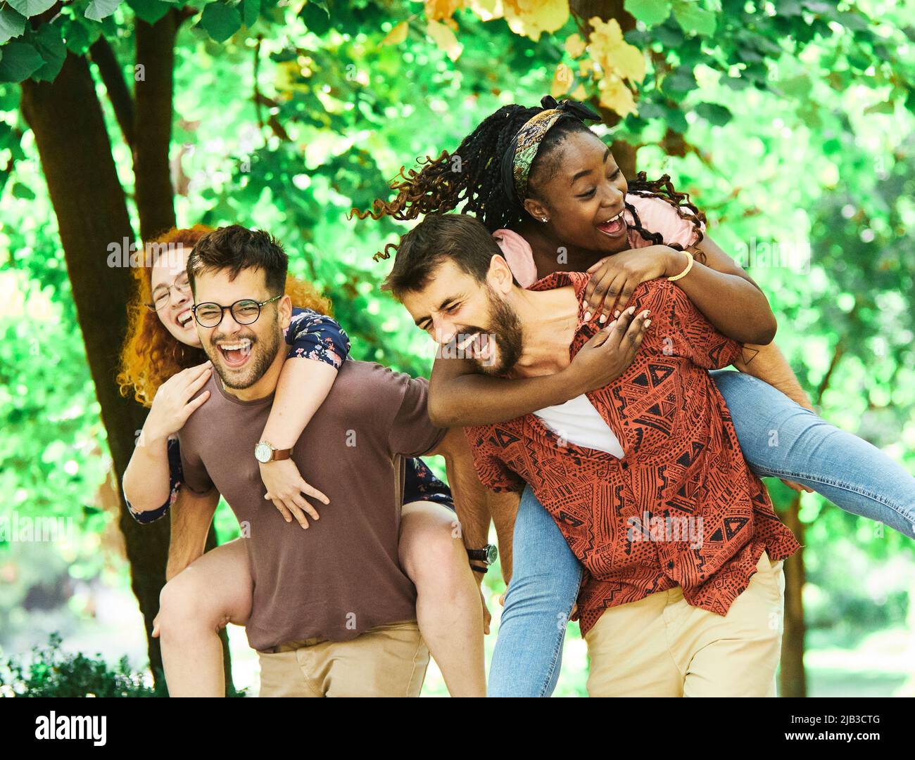 Young people having fun outdoors hi-res stock photography and images ...