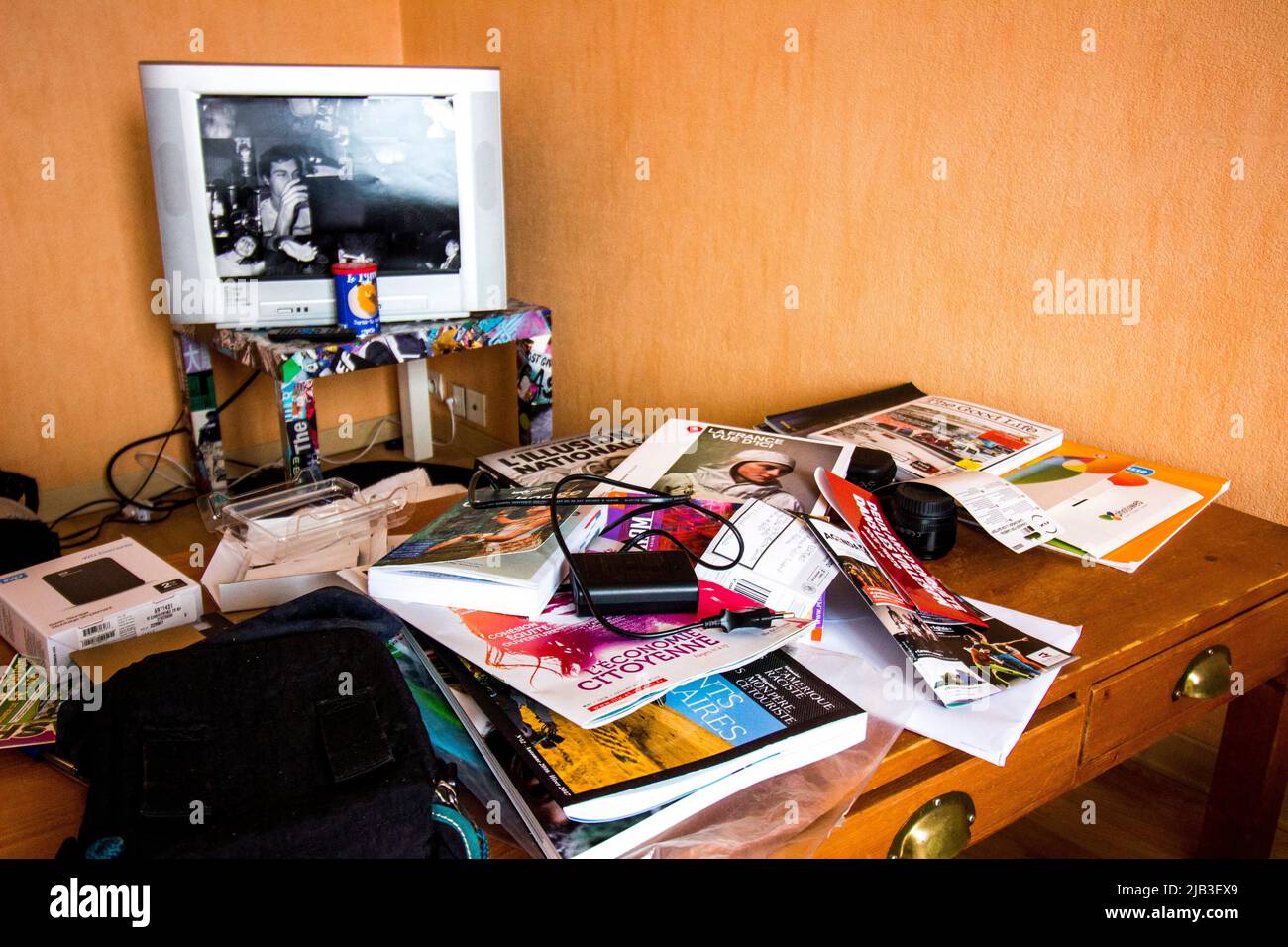 Messed up room hi-res stock photography and images - Alamy