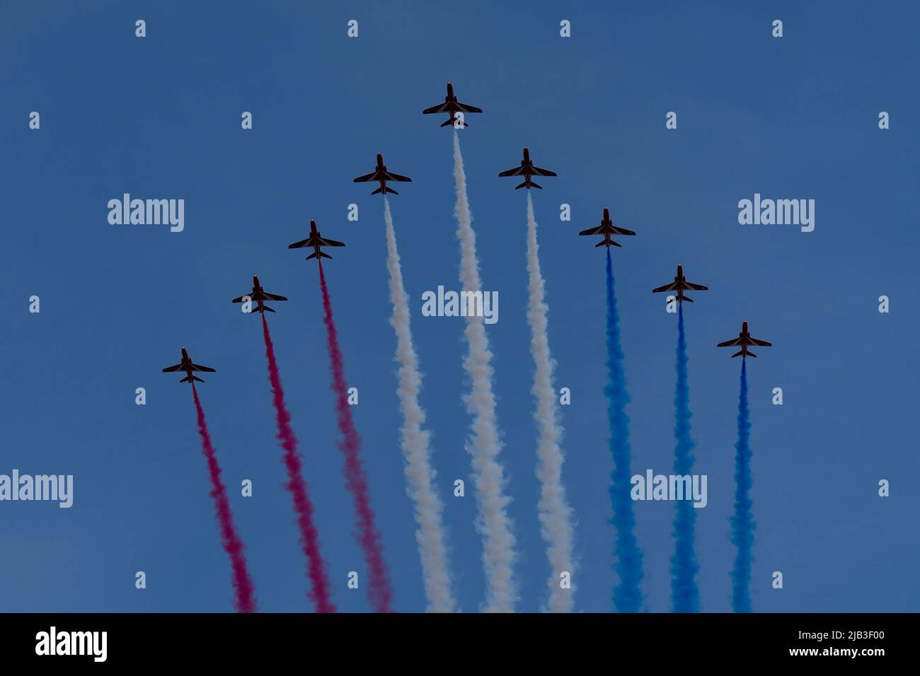 Red Arrows heading down the mall towards Buckingham Palace Stock Photo ...