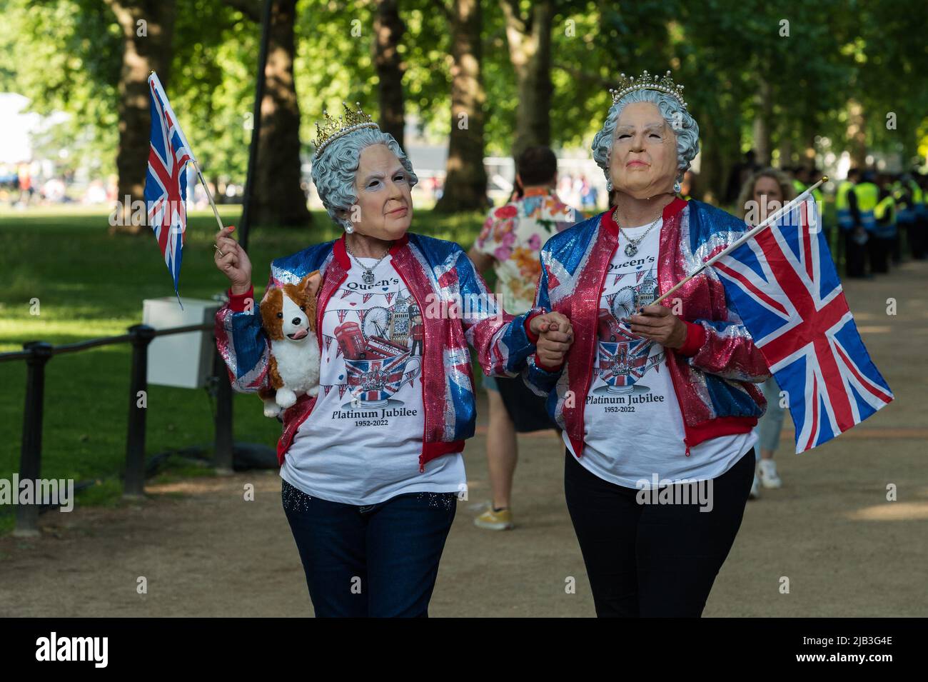 London, UK. 02nd June, 2022. Royal fans wearing masks of Queen ...