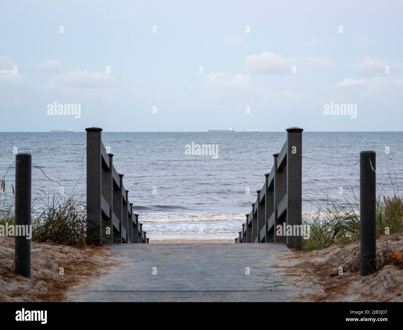 Beautiful tropical island boardwalk walkway hi-res stock photography ...