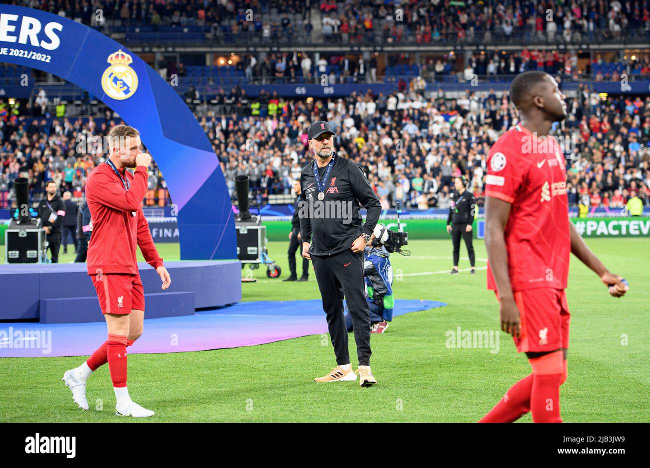 Award ceremony, left to right Jordan HENDERSON (LFC), coach Juergen ...