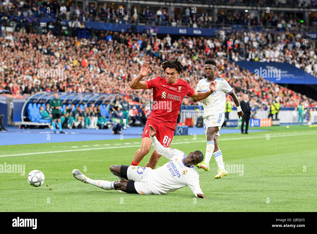 vr Junior VINICIUS (Real), Ferland MENDY (Real) in duels versus Trent ...