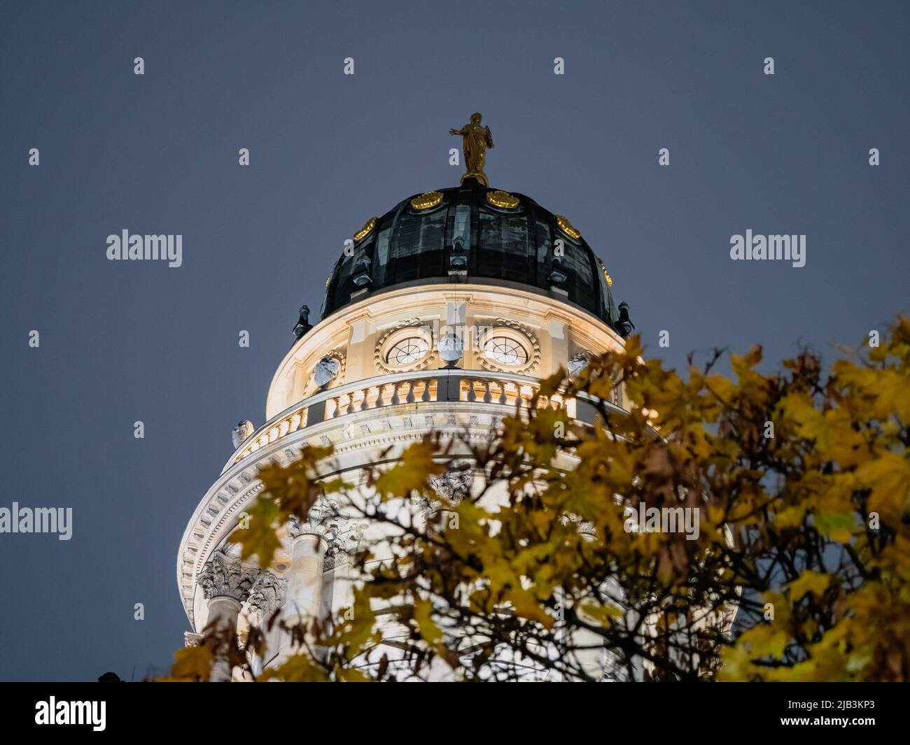 Glowing buildings hi-res stock photography and images - Alamy
