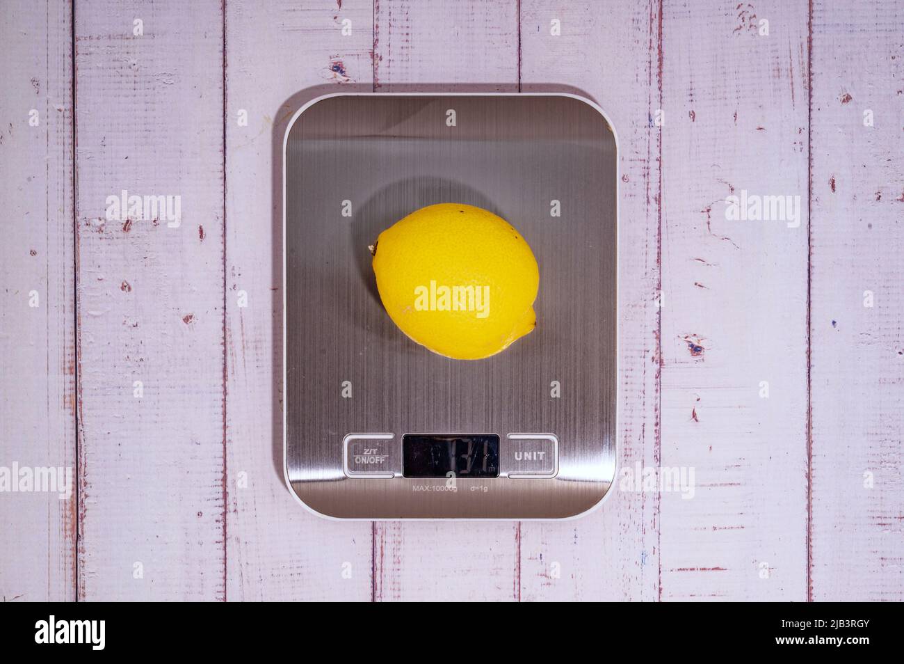 Scale of a lemon hi-res stock photography and images - Alamy