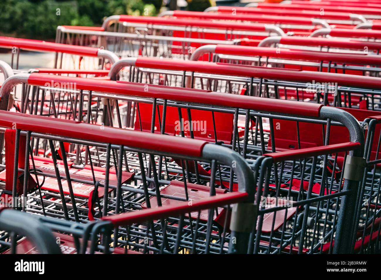 Supermarket carts hi-res stock photography and images - Alamy