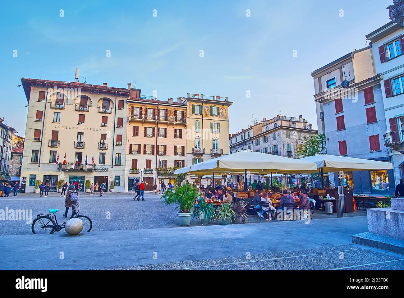 Como town square hi-res stock photography and images - Alamy