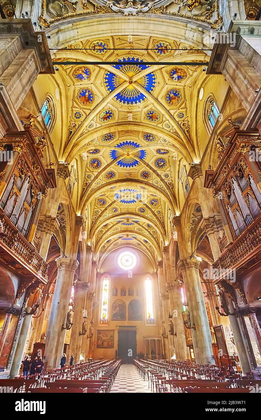 COMO, ITALY - MARCH 20, 2022: The stunning interior of Santa Maria ...