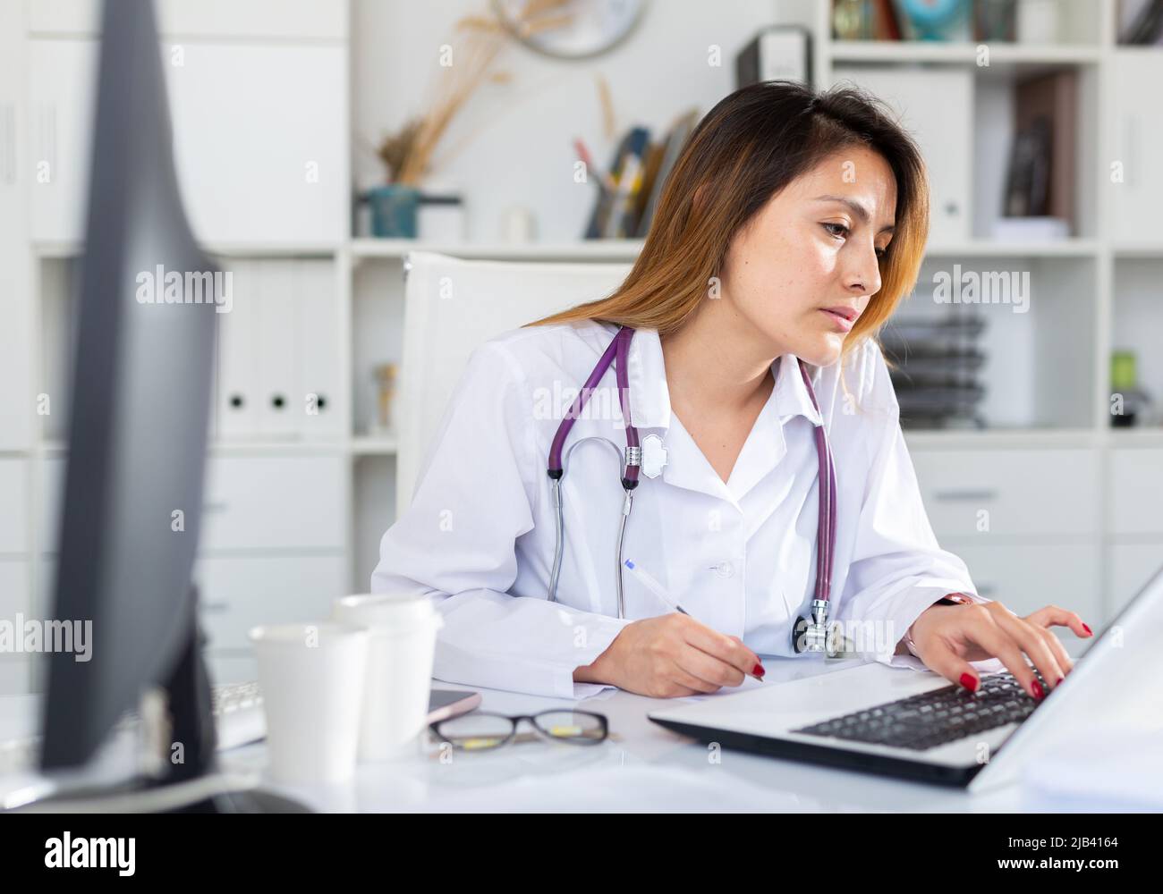 Workplace doctor pharmaceutical table medicine hi-res stock photography ...