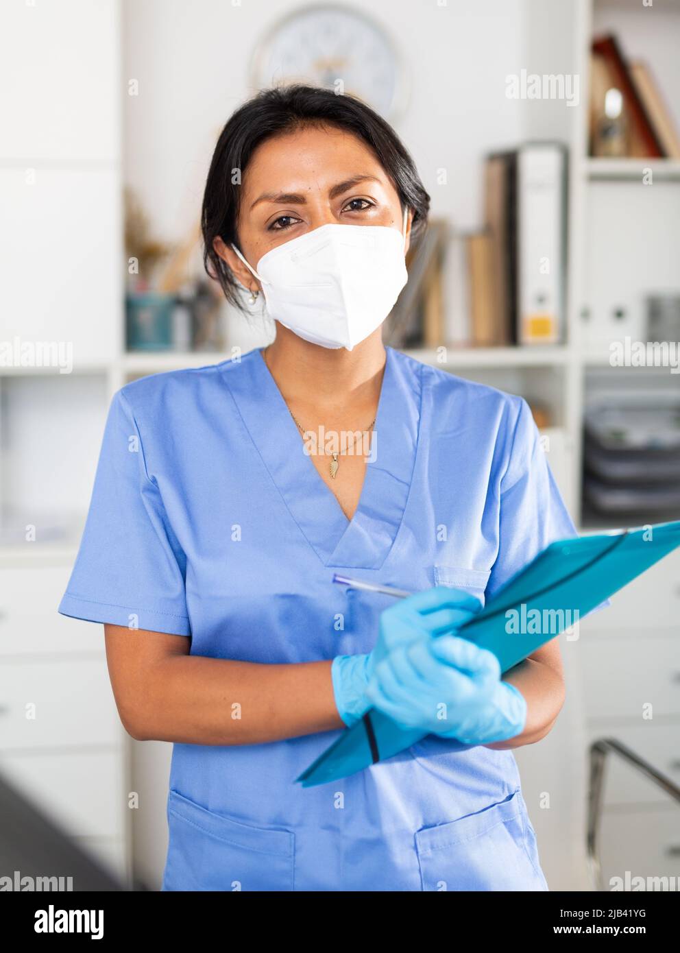 Nurse practitioner and social worker hi-res stock photography and ...