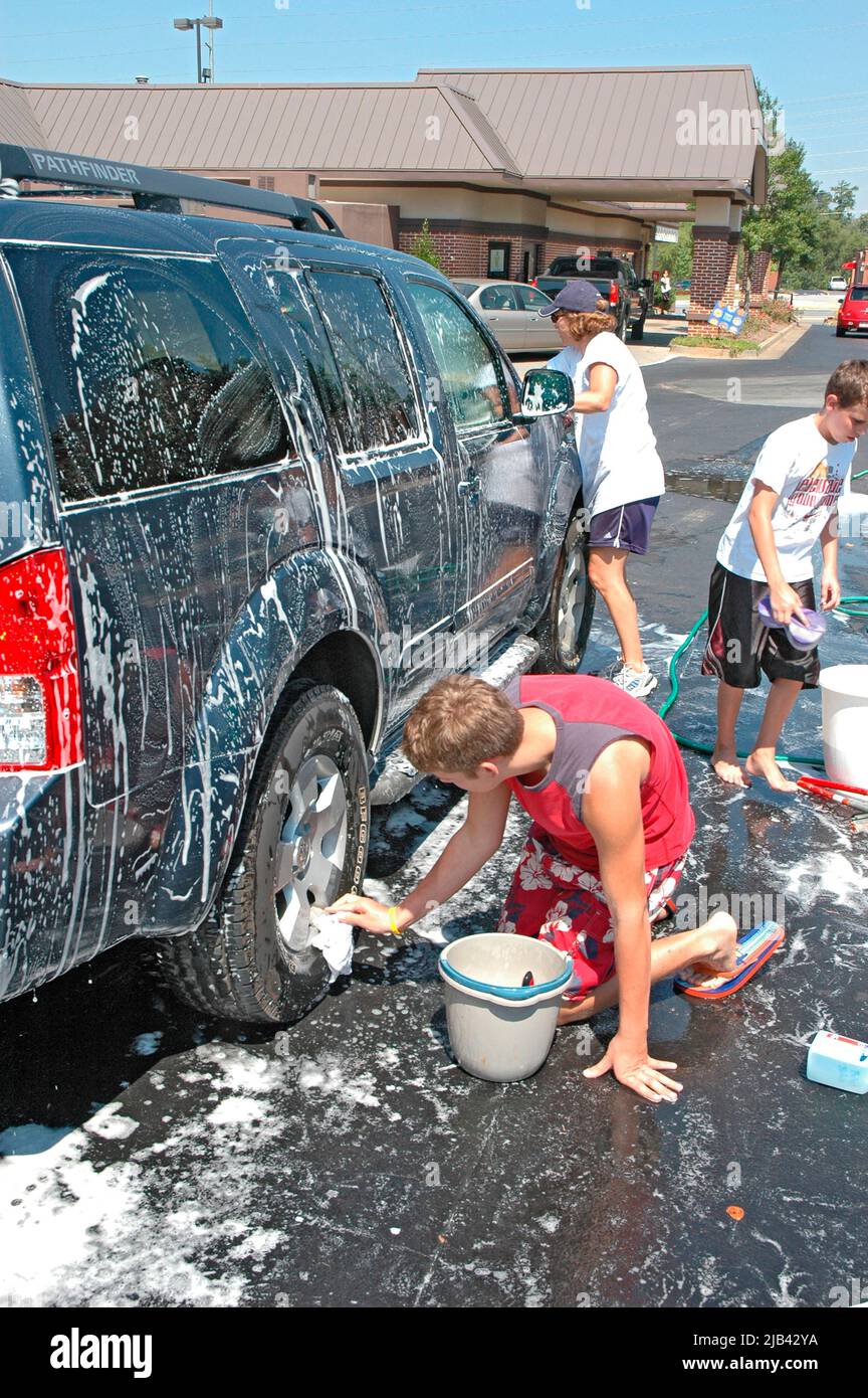 Teens washing car hi-res stock photography and images - Alamy
