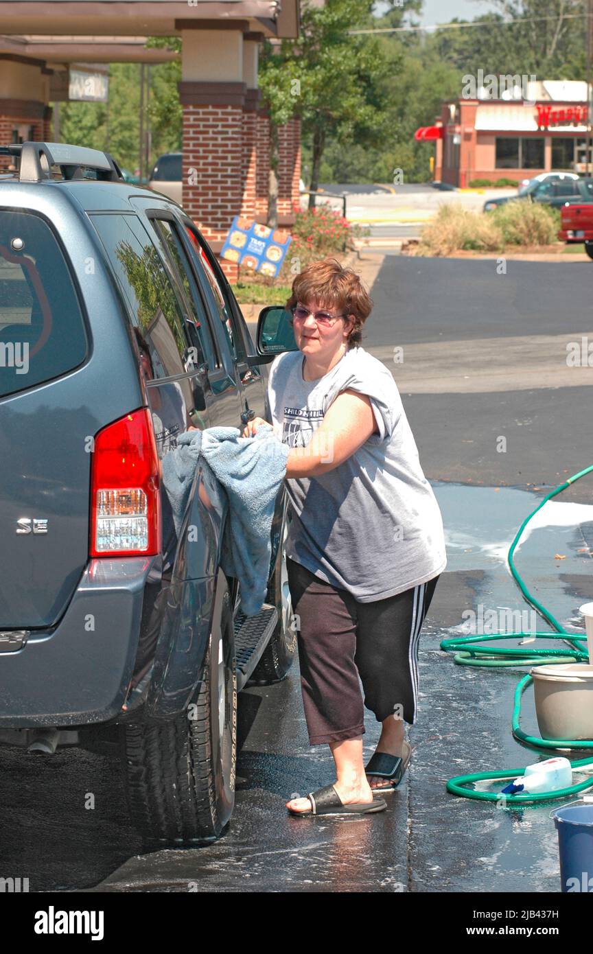 Teens charity car wash hi-res stock photography and images - Alamy
