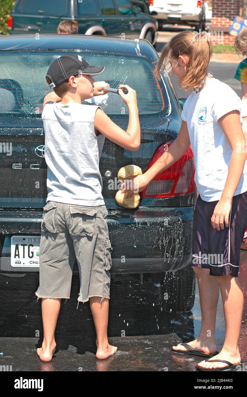 Teen charity car wash hi-res stock photography and images - Alamy