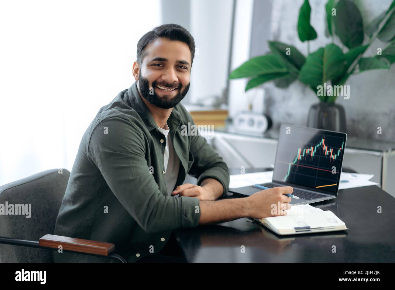 Stock market expert hi-res stock photography and images - Alamy