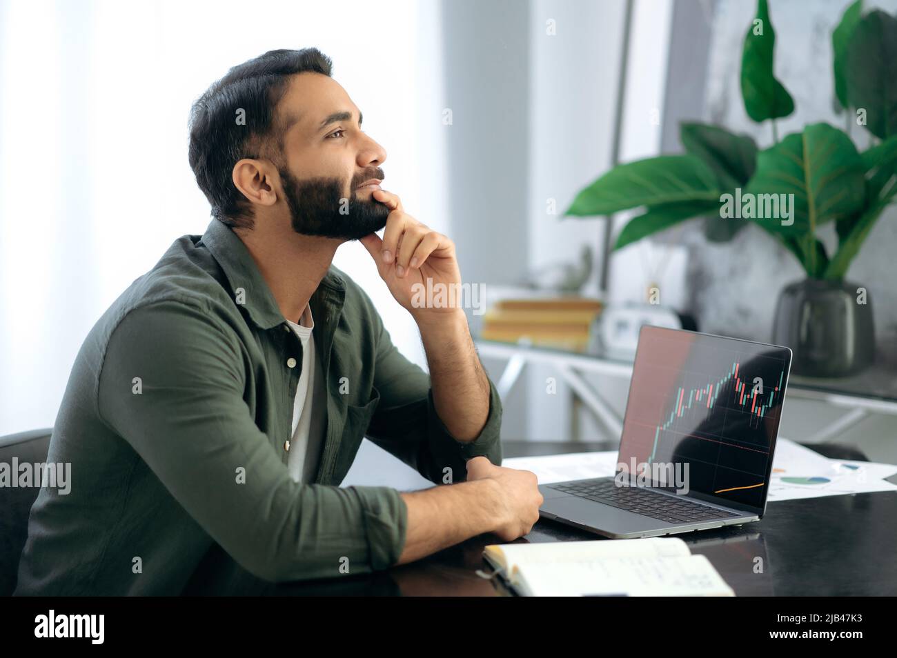 Stock market expert hi-res stock photography and images - Alamy