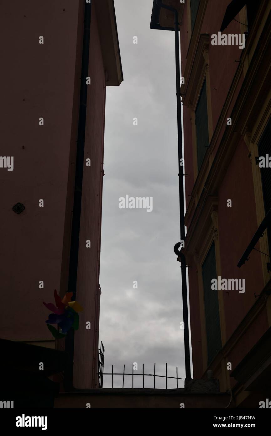 Cloudy sky framed between two buildings Stock Photo - Alamy