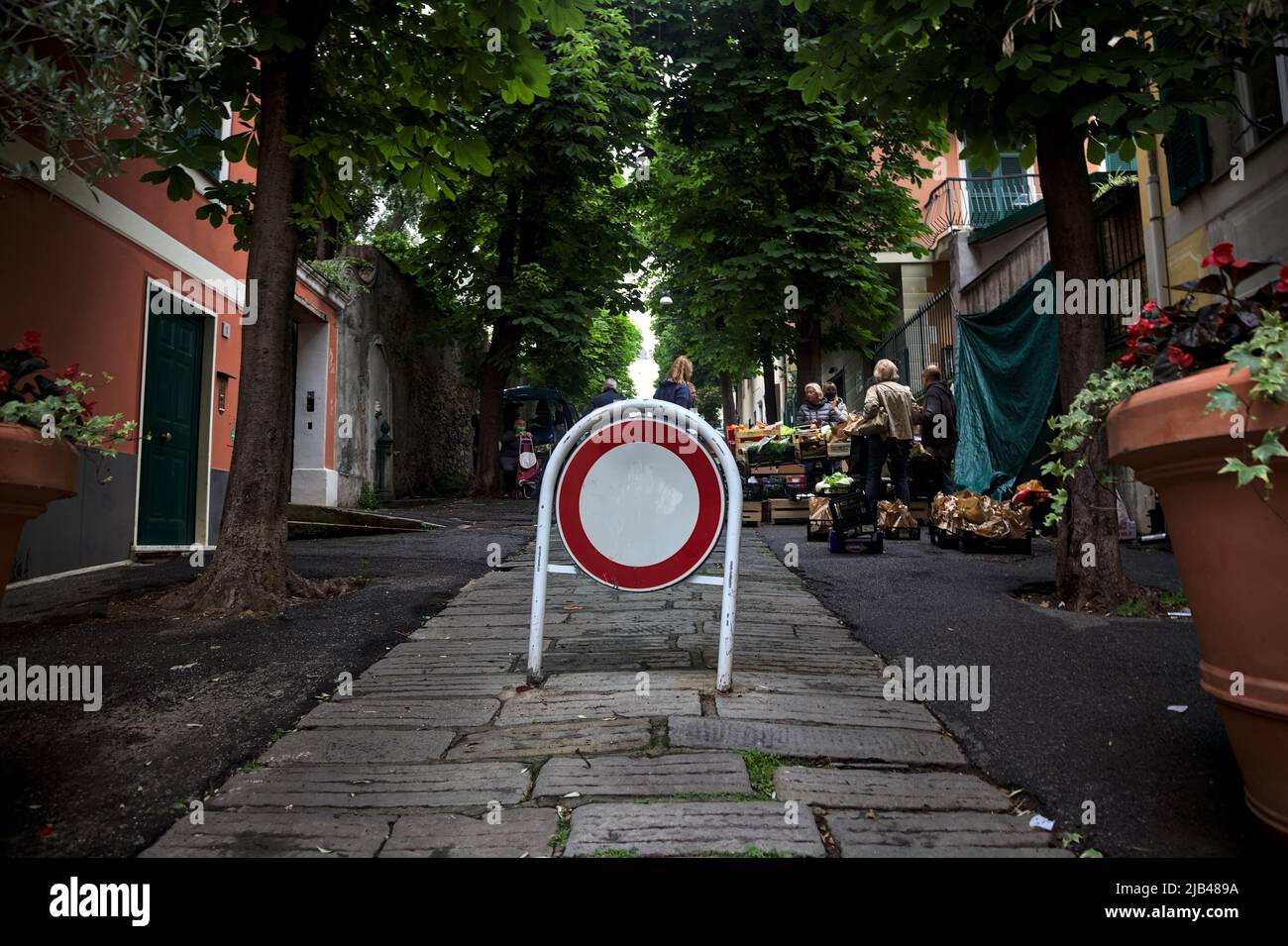 Alley fruit stall hi-res stock photography and images - Alamy