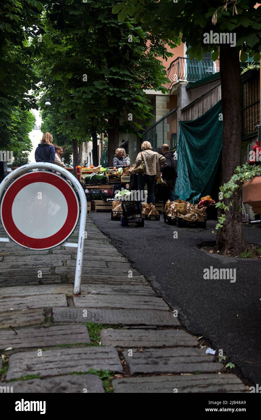 Alley fruit stall hi-res stock photography and images - Alamy