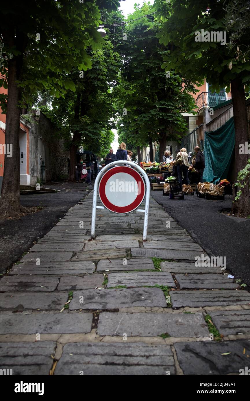 Alley fruit stall hi-res stock photography and images - Alamy