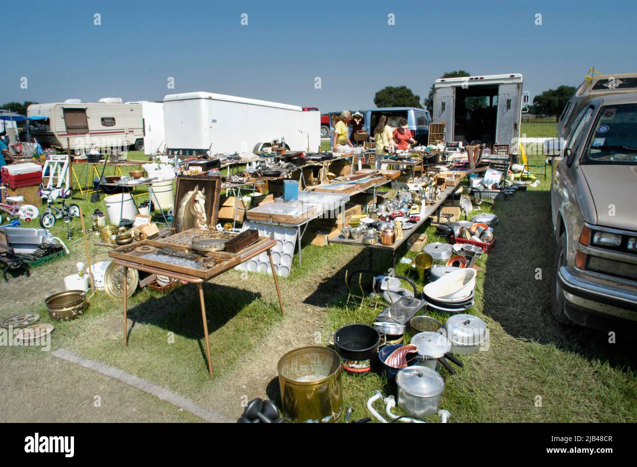 Used items for sale at flea market on road in Texas on any Sunday Stock Photo - Alamy