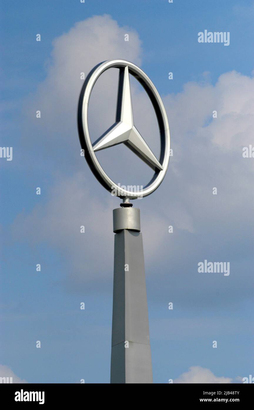 logo at the New Mercedes Benz Chrysler car plant in Alabama Stock Photo ...