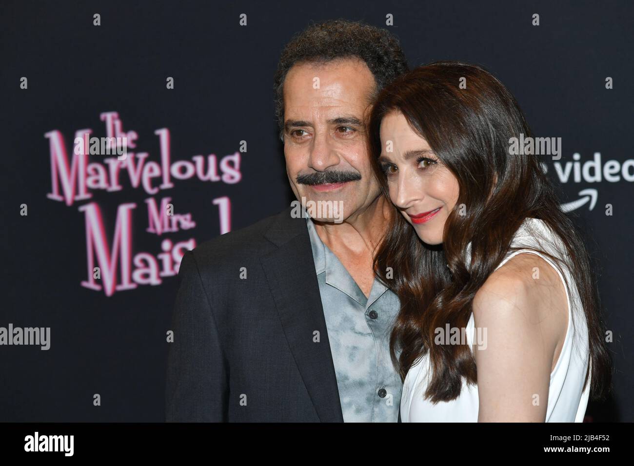 Tony Shalhoub and Marin Hinkle Stock Photo - Alamy