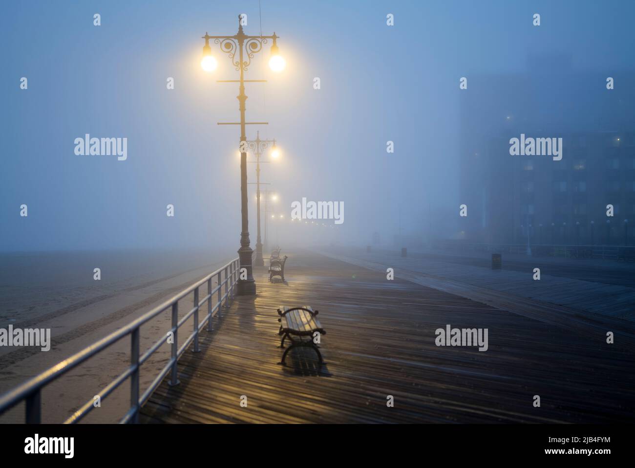 Foggy misty street lights night hi-res stock photography and images - Alamy