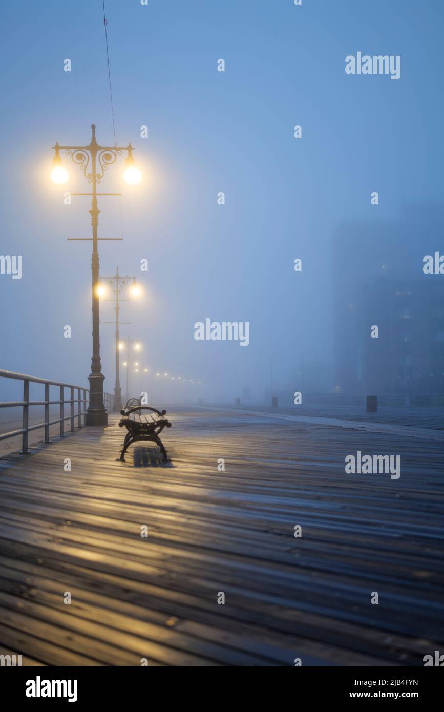 Dark foggy street view hi-res stock photography and images - Alamy