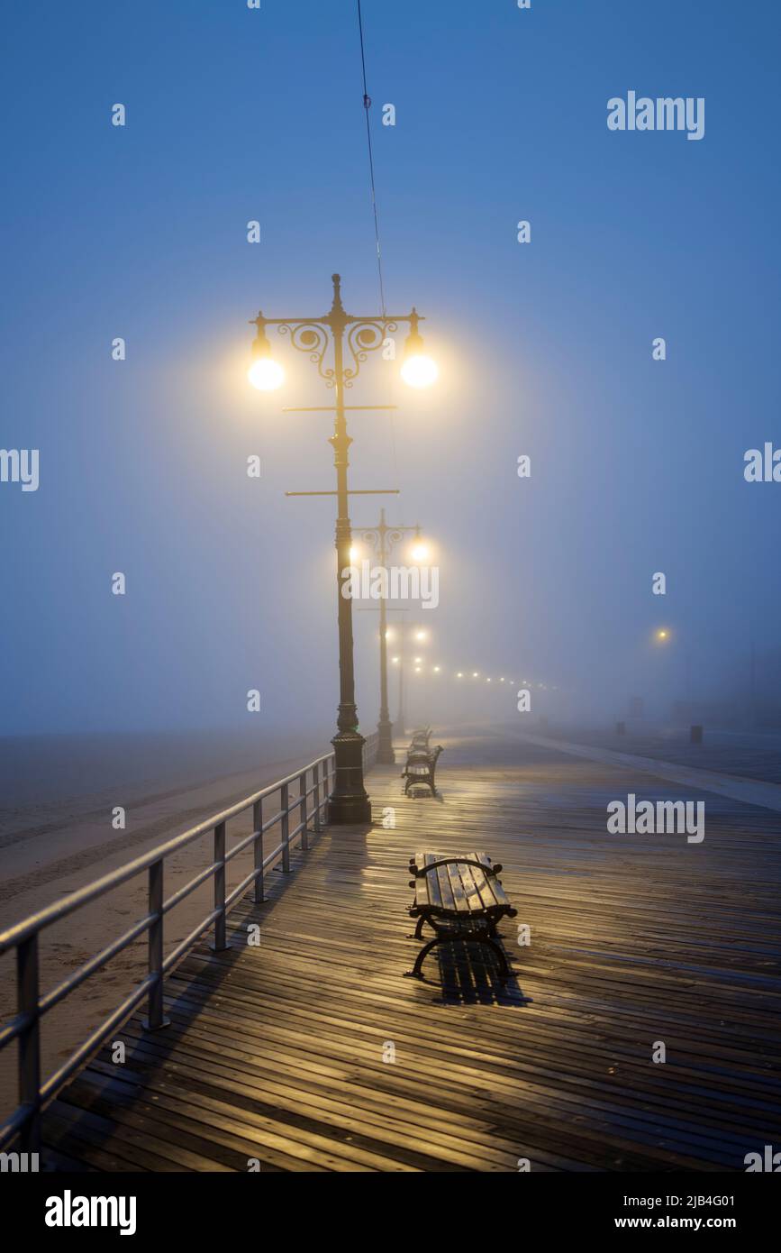 Lamp post in mist hi-res stock photography and images - Alamy